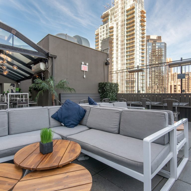 Weine, Biere und Cocktails in der Cloud Social Rooftop Bar in Midtown ...