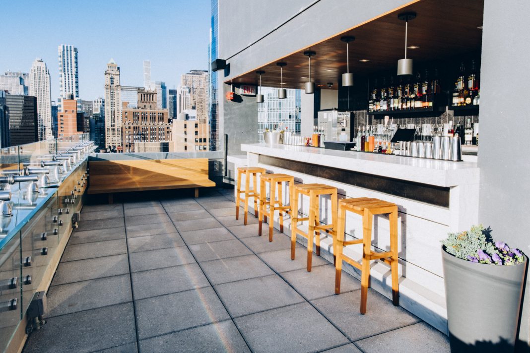 Eine Rooftop Bar mit Glasboden in Midtown Manhattan - A.R.T. NoMad oder ...