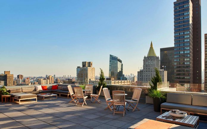 Eine Rooftop Bar mit Glasboden in Midtown Manhattan - A.R.T. NoMad oder ...