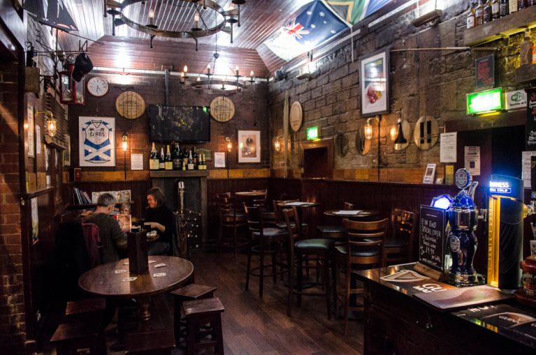 „Sunshine on Leith“ - Teuchters Landing, ein Pub für Whisky und Bier in ...