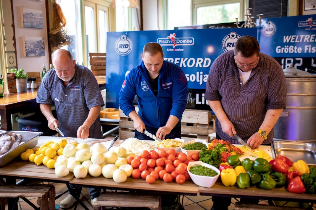 Fisch Domke kocht in Heringsdorf auf Usedom die größte Fischsoljanka ...