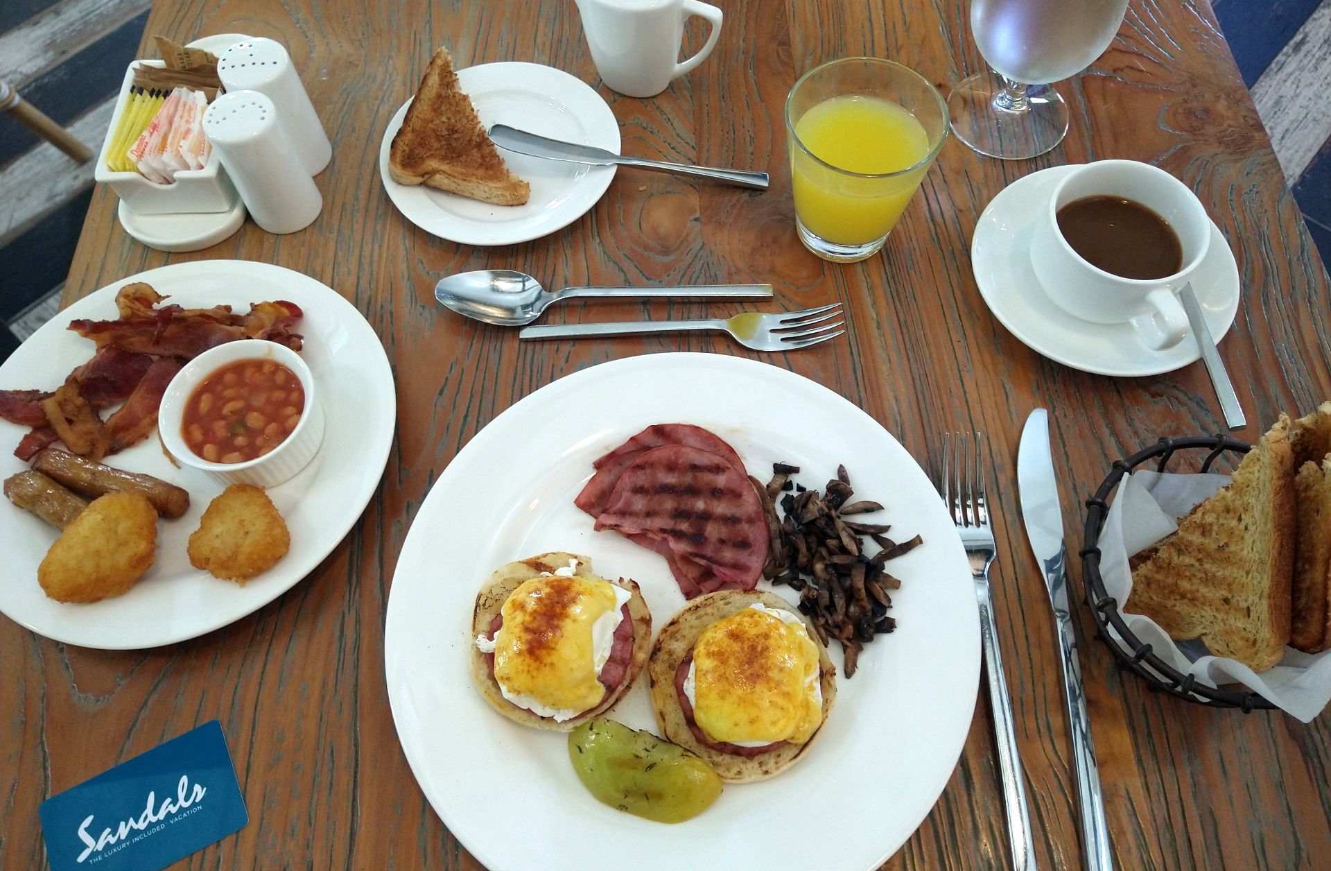 American Breakfast im Restaurant American Tavern im Sandals Royal ...